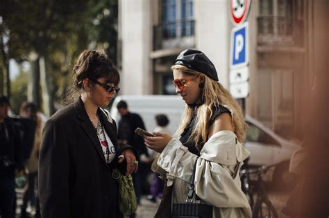 Cómo llevar la boina el accesorio de Emily in Paris