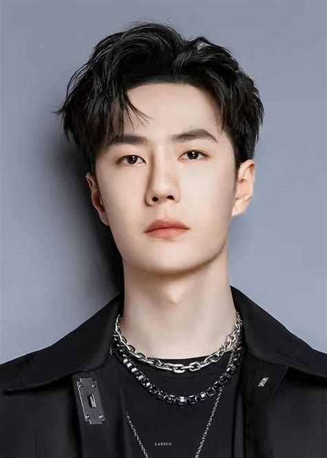 Vương Nhất Bác khoác lên mình sắc đen cá tính cùng vòng cổ Iconic