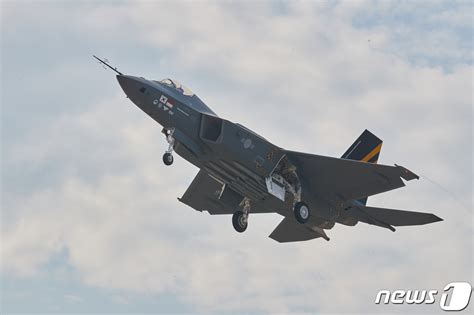 비행하는 한국형 전투기 KF 21 네이트 뉴스