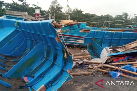 Diterjang Gelombang Tinggi 40 Perahu Nelayan Di Pantai Jayanti Cianjur