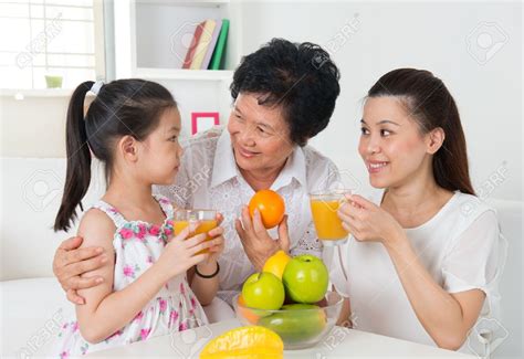 Abuela Madre Y Nieta Tomando Jugo De Naranja Fresco Fruit Picture