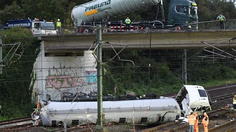Bahnstrecke Köln Aachen nach Lkw Unfall in Kerpen weiter gesperrt