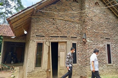 Tanah Bergerak Terjadi Lagi Di Lebak Puluhan Rumah Rusak