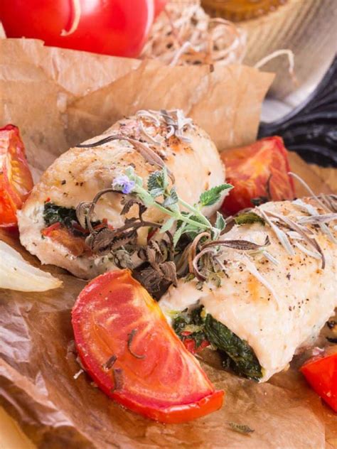 Bärlauch gefüllte Hähnchenbrust mit Tomaten und Feta Käse