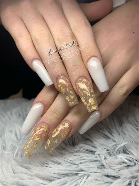 Uñas Decoradas Con Hoja De Oro Moda y Estilo