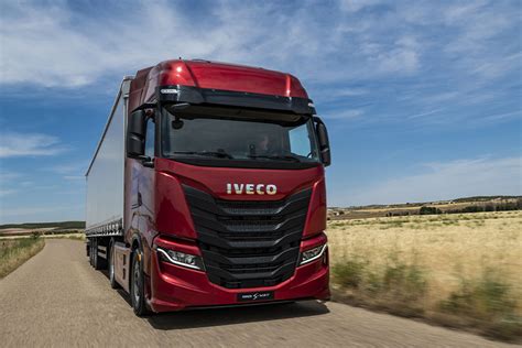IVECO Appearance In Vodafones Christmas TV Commercia IVECO Dealership