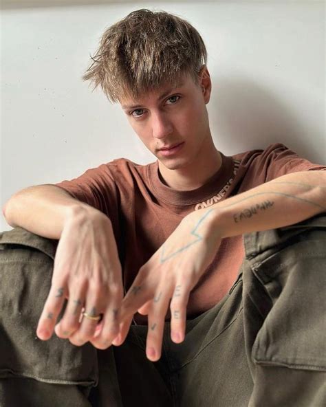 Kayne Seventh Singers Boyfriends Tattoo Argentina Display