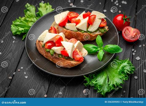Bruschetta Avec Tomates Cerises Mozzarella Fromage Et Sauce Pesto Image