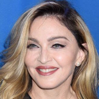 Madonna méconnaissable sans maquillage et top résille elle choque les