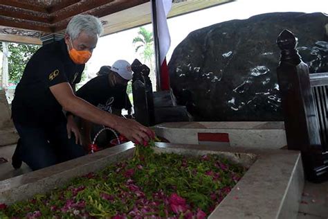 Ganjar Ziarah Ke Makam Bung Karno Di Blitar