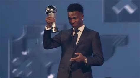 Vini Jr é eleito o melhor jogador de futebol do mundo pela Fifa