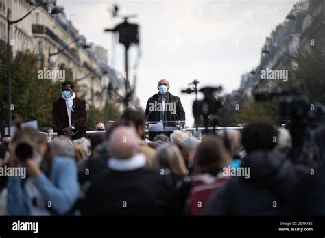 Dominique Sopo Pr Sident De Sos Racisme Parle Les Gens Manifestent