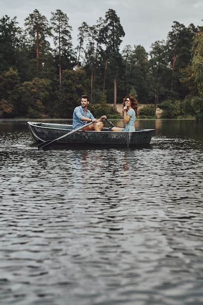 Explorando El Nuevo Lugar Hermosa Joven Pareja Disfrutando De Una Cita Romántica Y Sonriendo
