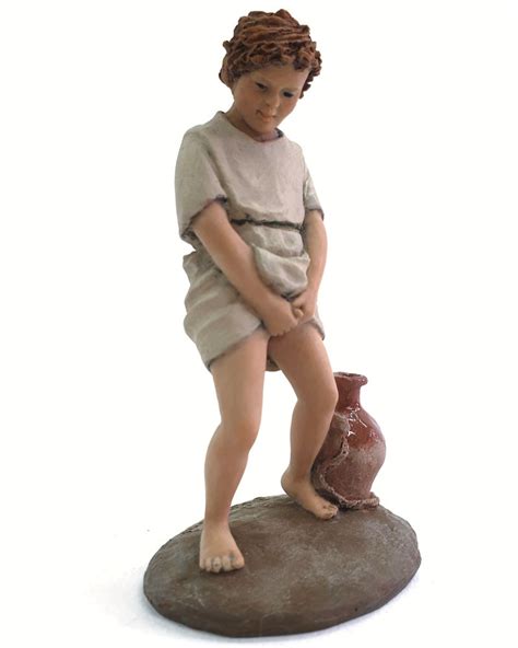 Niño haciendo pis