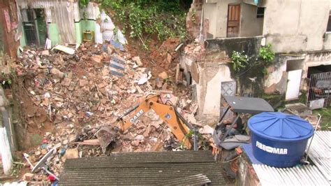 Casa desaba após chuva em São Gonçalo RJ Rio de Janeiro G1