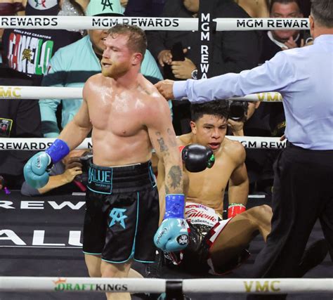 El gesto de Canelo Álvarez tras una combinación de golpes ante Munguía