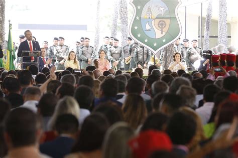 Elmano de Freitas toma posse como governador do Ceará e defende justiça