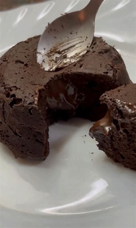 Volcán de chocolate sin harina ni azúcar una bomba de sabor en una