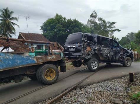 Tanpa Palang Pintu Di Perlintasan Kereta Api Tabrak Mobil Republika