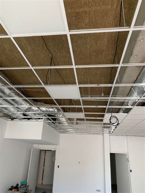 Pose de plafonds suspendus bâtiments industriels Entreprise travaux