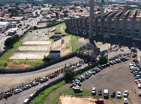 Torcedores fazem longas filas mesmo ingresso até R 300 para ver