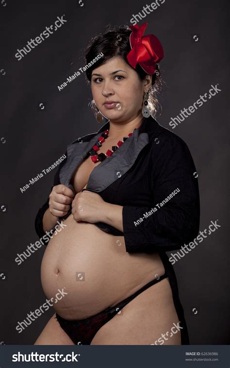 2 imágenes fotos de stock objetos en 3D y vectores sobre Pregnant