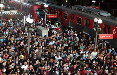 Metrô de SP funciona em esquema parcial no 2º dia de greve Confira