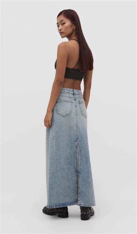 La falda larga vaquera que triunfa en Stradivarius este otoño y cómo