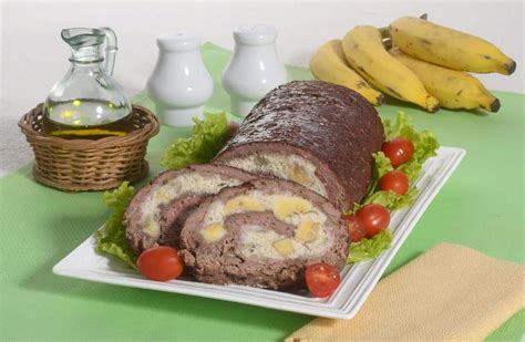 Rocambole de carne moída recheado farofa de banana Guia da Cozinha