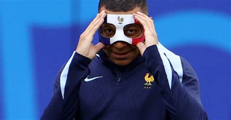 Video Mbappé ya entrena con una máscara al mejor estilo Tortuga Ninja