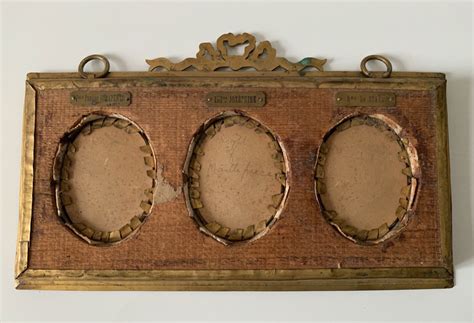 Ancien cadre en bronze ou laiton doré comprenant 3 miniatures peintes
