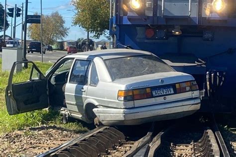 Carro é arrastado por trem no cruzamento em Pinhais confira Massa News