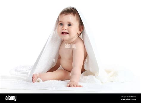 Petite Fille Enfant Assis Sur Une Serviette Blanche Banque De