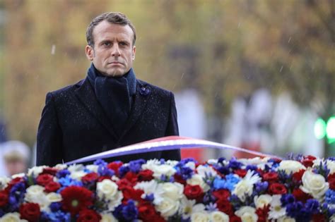 Sous la pluie Emmanuel Macron préside la traditionnelle cérémonie du