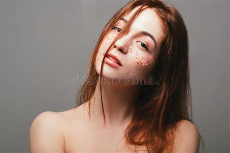 Épaules Nues De Femme D innocence Naturelle De Beauté Image stock
