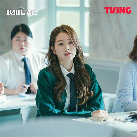 Chị gái Jang Won Young gây chú ý khi đóng vai ác trong Trò chơi kim tự