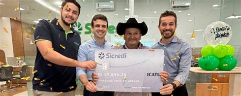 Sicredi Vale do Piquiri Abcd PR SP entrega prêmio de seguro de vida a