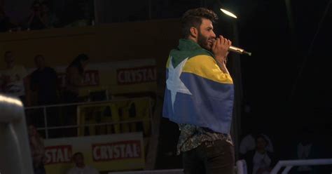 G1 Gusttavo Lima faz show na Expoari bandeira de RO e fã mirim no