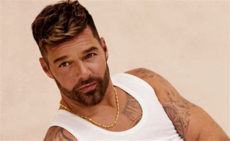 Ricky Martin desafía Instagram y posa desnudo VIDEO