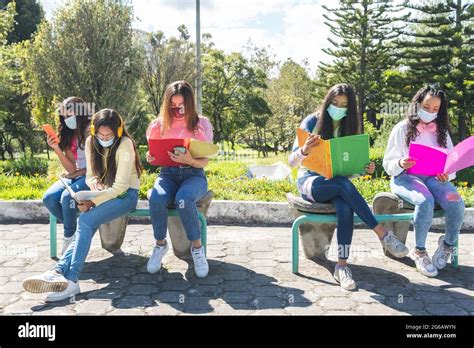 Grupo De Cinco Adolescentes Latinas Estudiando Al Aire Libre Con