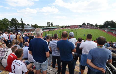 Fans des FC Bayern zerlegen im DFB Pokal Tribüne in Drochtersen jetzt