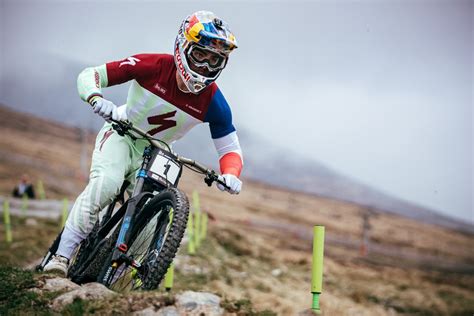 DH Coupe du Monde 2024 Loïc Bruni et Vali Höll prêts pour la rentrée à