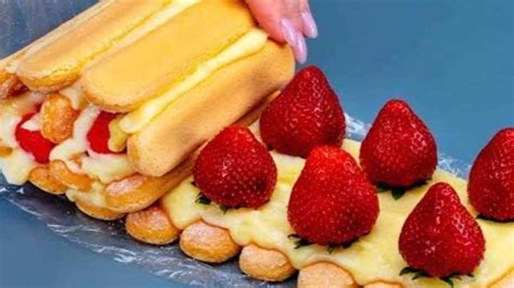 Gâteau de boudoirs crémeux aux fraises un dessert élégant et gourmand