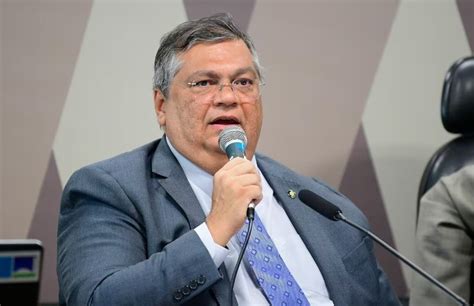Dino apresentará PEC contra aposentadoria compulsória de juízes e