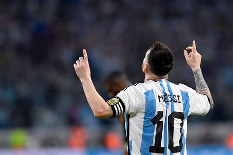 Messi ghi 100 bàn cho Argentina Lionel Messi là lịch sử bóng đá