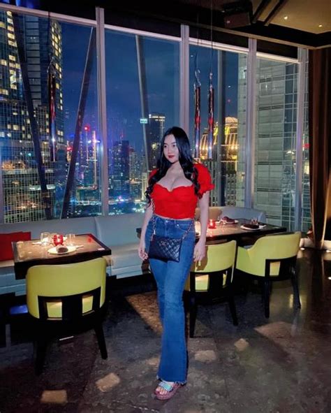 3 Potret Pamela Safitri Dinner Pakai Baju Merah Bodinya Makin Berisi