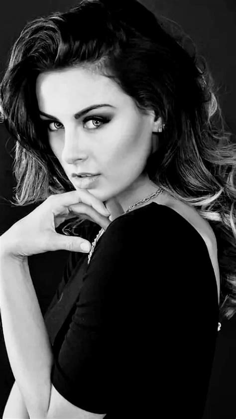 Pin By 𝐈𝐫𝐦𝐚 𝐒𝐨𝐥 🦋 On ︎ Black And White ︎ Model Headshots Photographer Headshots Beach