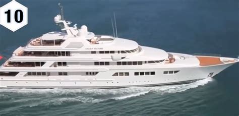 Nel Golfo di Napoli l Ocean Victory uno dei 10 yacht più grandi del