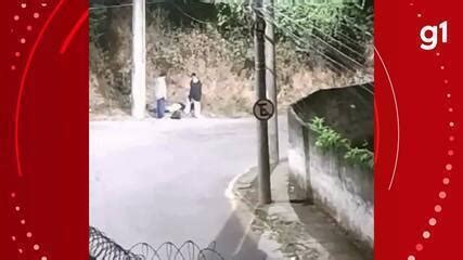 Vídeo Vídeo mostra momento em que homem é morto por dupla em Juiz de
