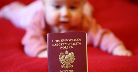 Jak wyrobić paszport dla dziecka i czy wniosek można złożyć online